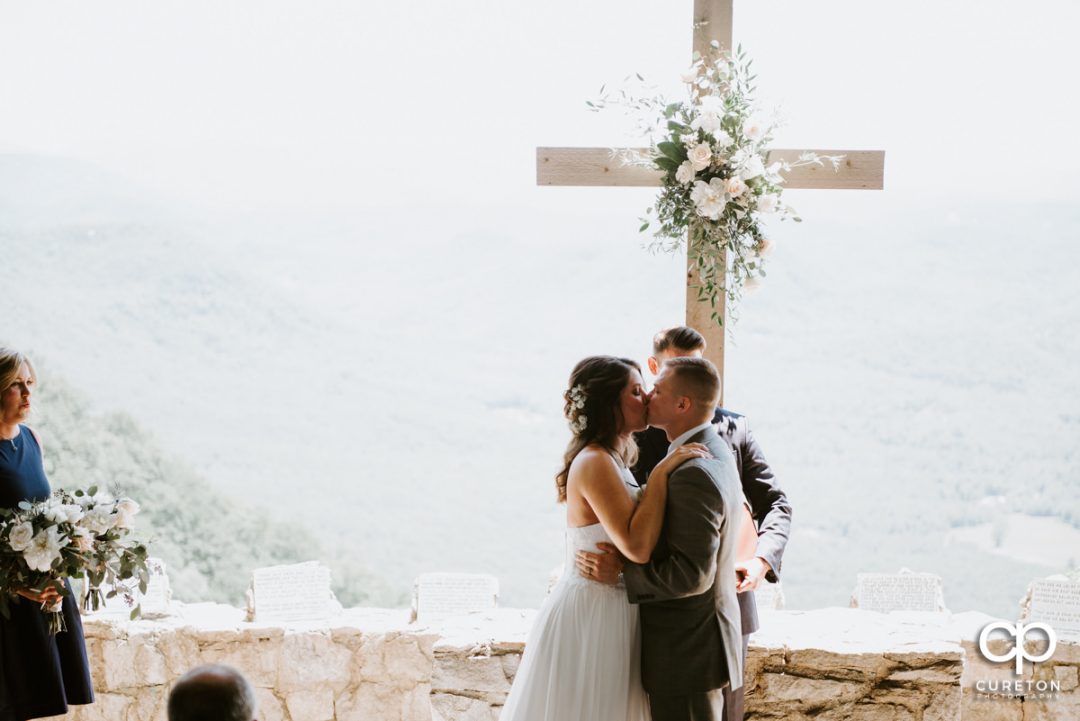 Summer wedding at Symmes Chapel (Pretty Place) - Cureton Photography Blog